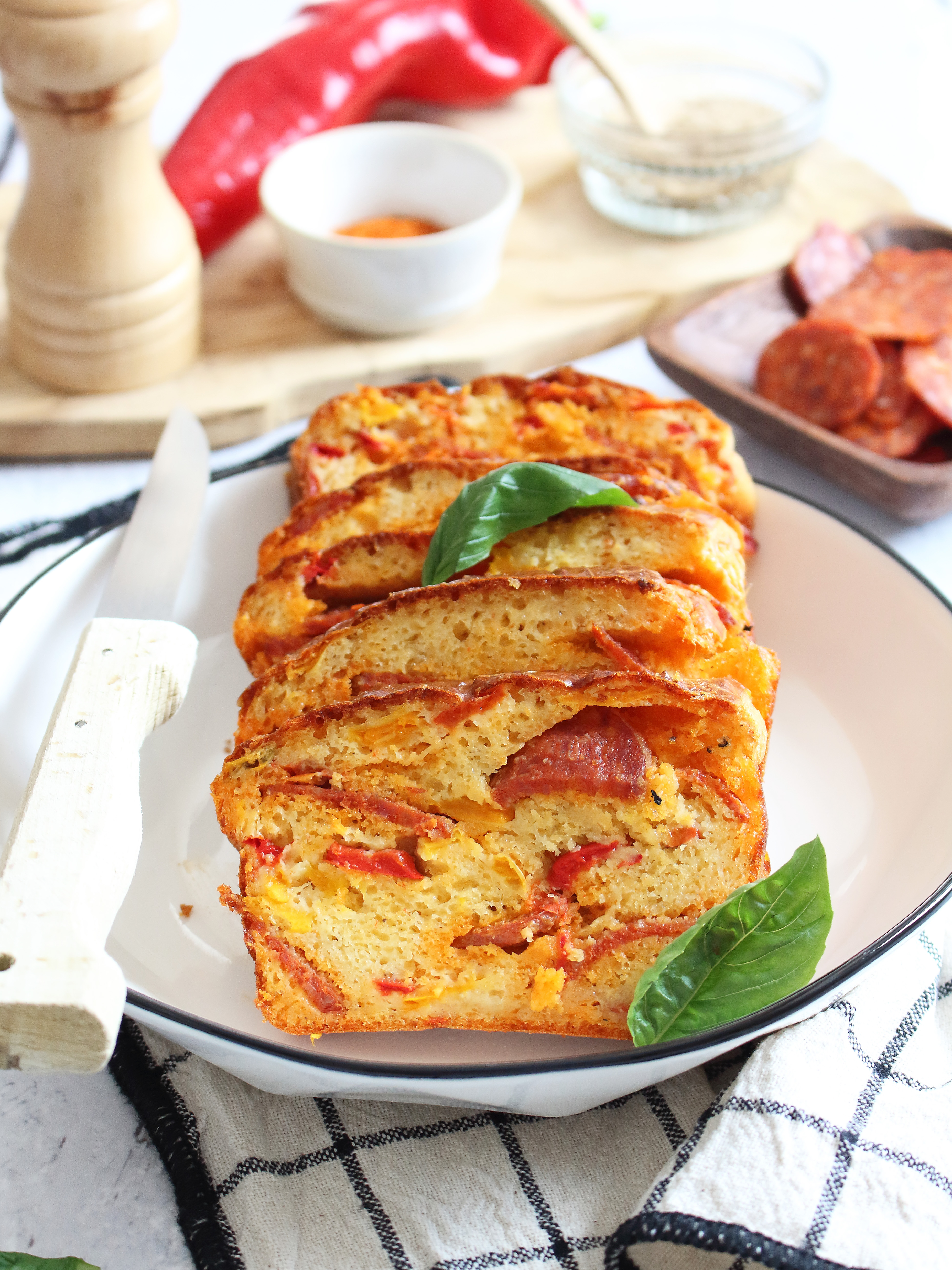 Cake "Olé-Olé" aux poivrons grillés, chorizo et Piment d'Espelette ...